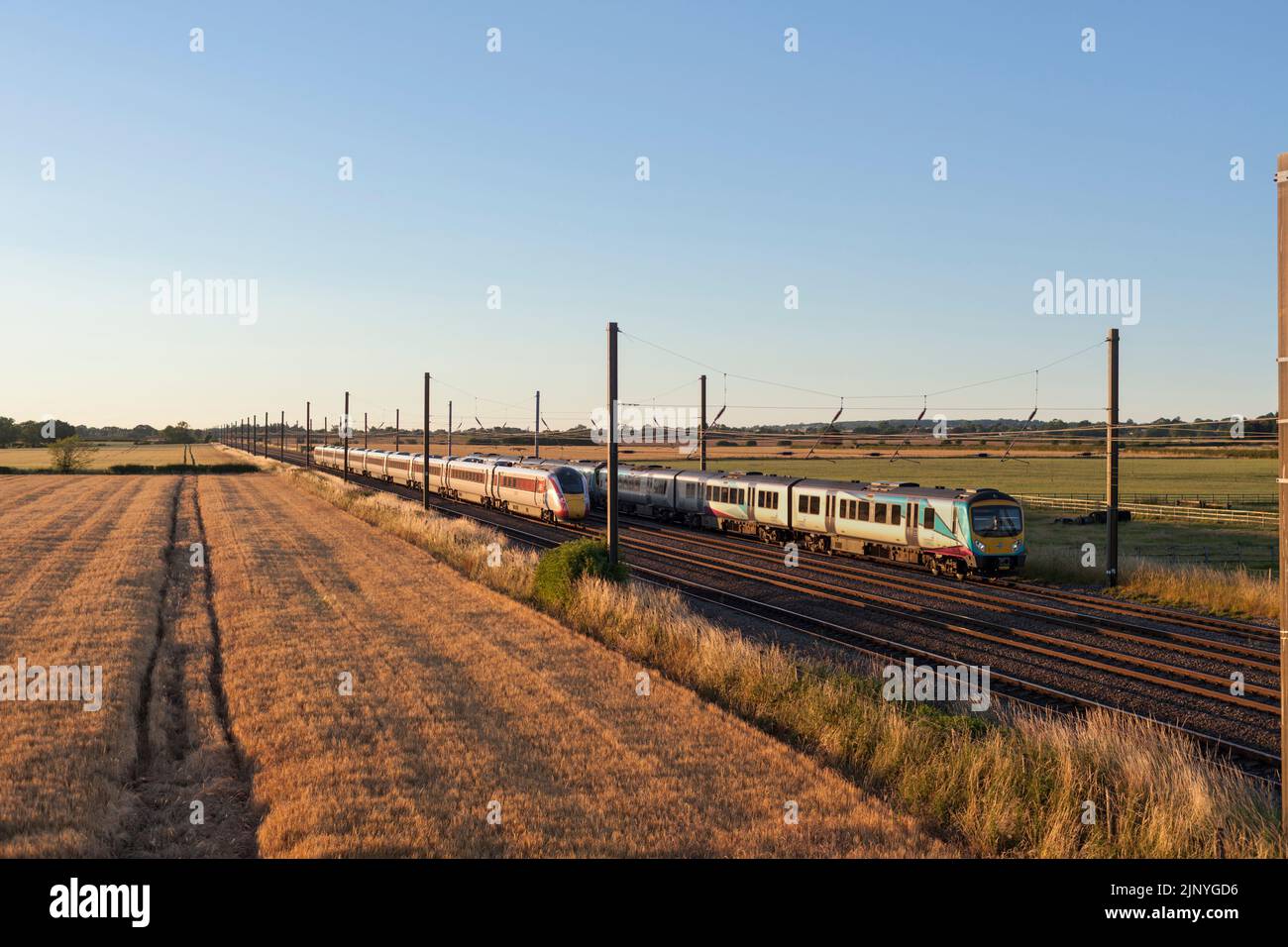 LNER Azuma et Transfennine Express classe 185 qui passent sur la ligne ...