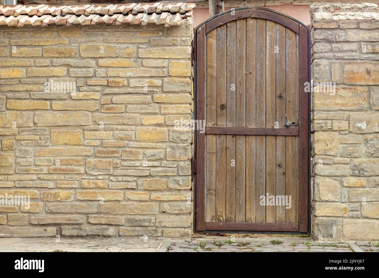 Porte dans un mur en pierre Banque de photographies et d’images à haute ...