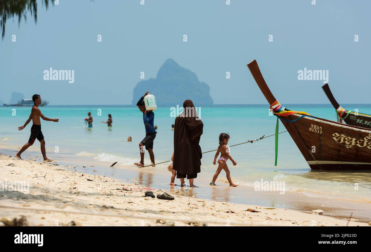 Plage sur l'île de Koh Kradan dans la mer d'Andaman. Les bateaux thaïlandais traditionnels et ...