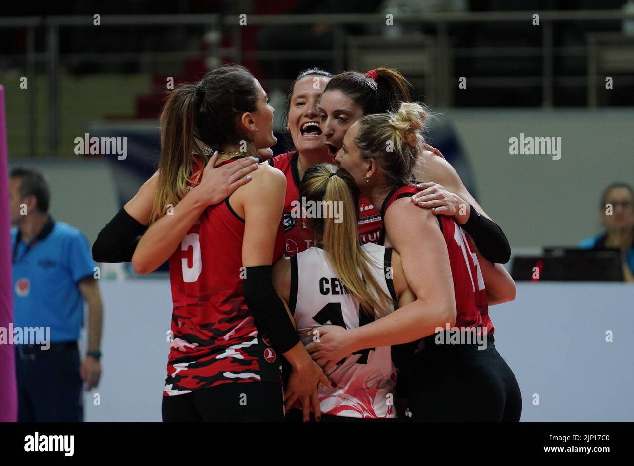 ISTANBUL, TURQUIE - 02 AVRIL 2022 : les joueurs de Turk Hava Yollari ...