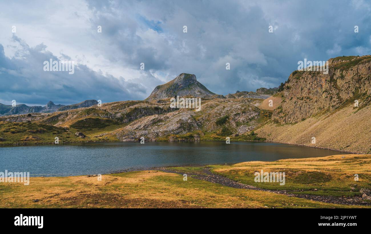 Paysages naturels du lac, de la forêt et des montagnes dans les ...