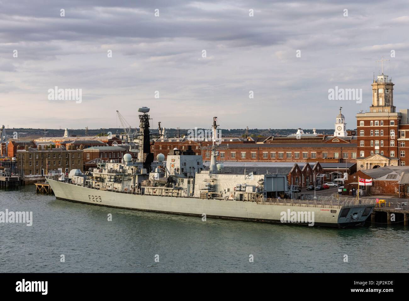 La frégate de type 23 de la Royal Navy HMS Lancaster à sa base natale ...