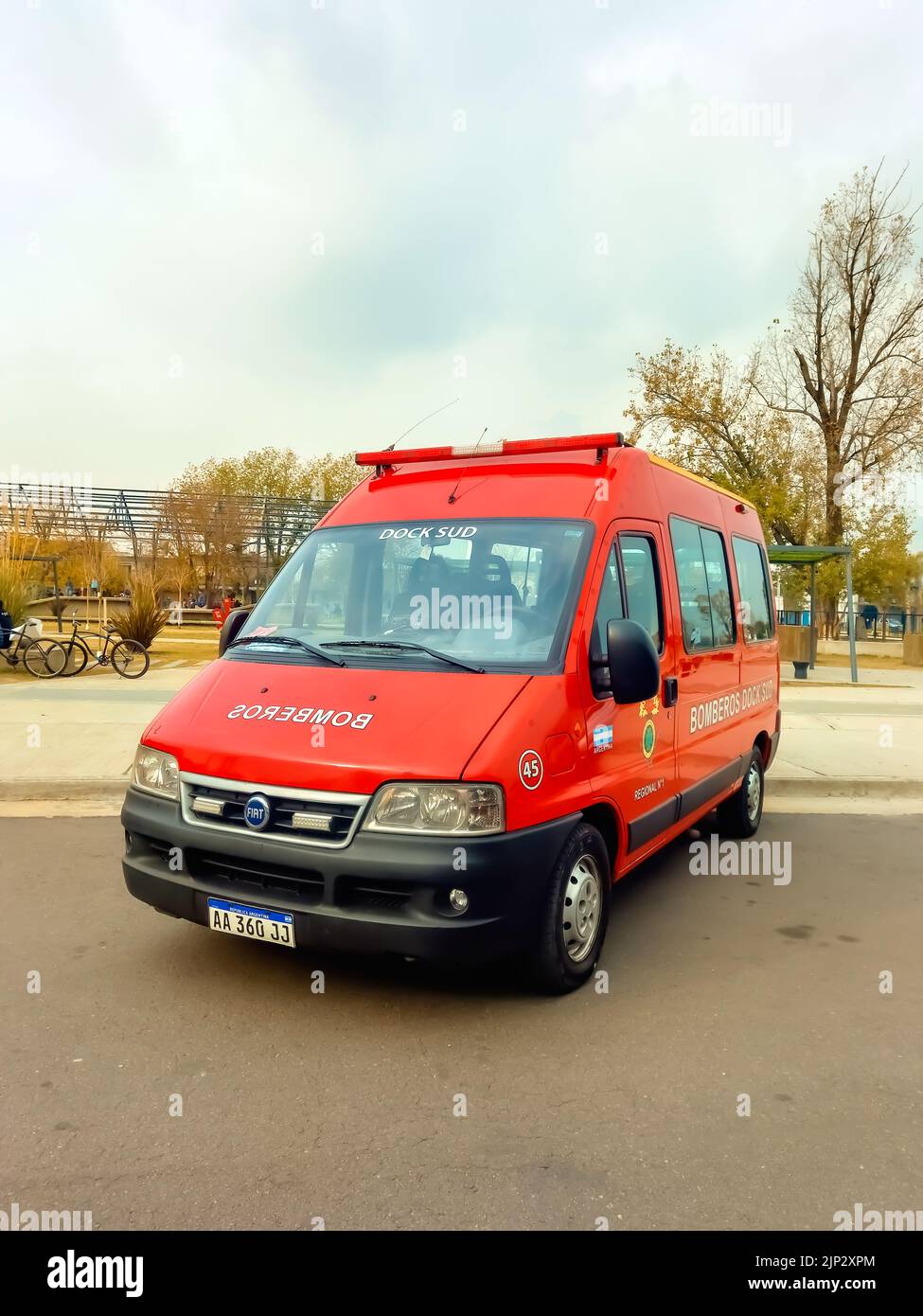 Minibus Fiat Ducato rouge ancien pour le transport d'un pompier dans un ...