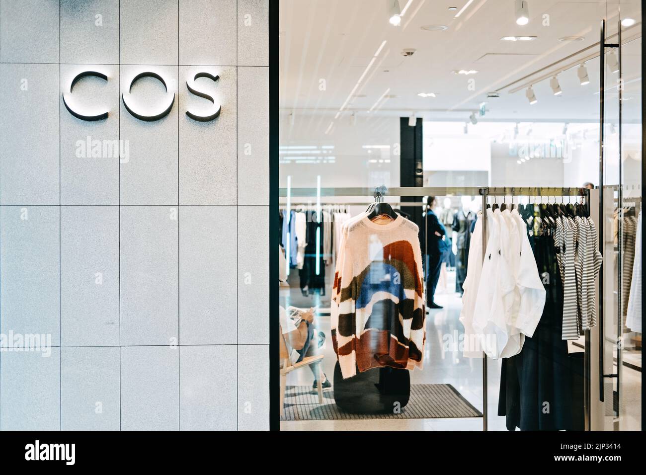 Boutique COS dans la galerie marchande de la ville. Affiche de marque ...