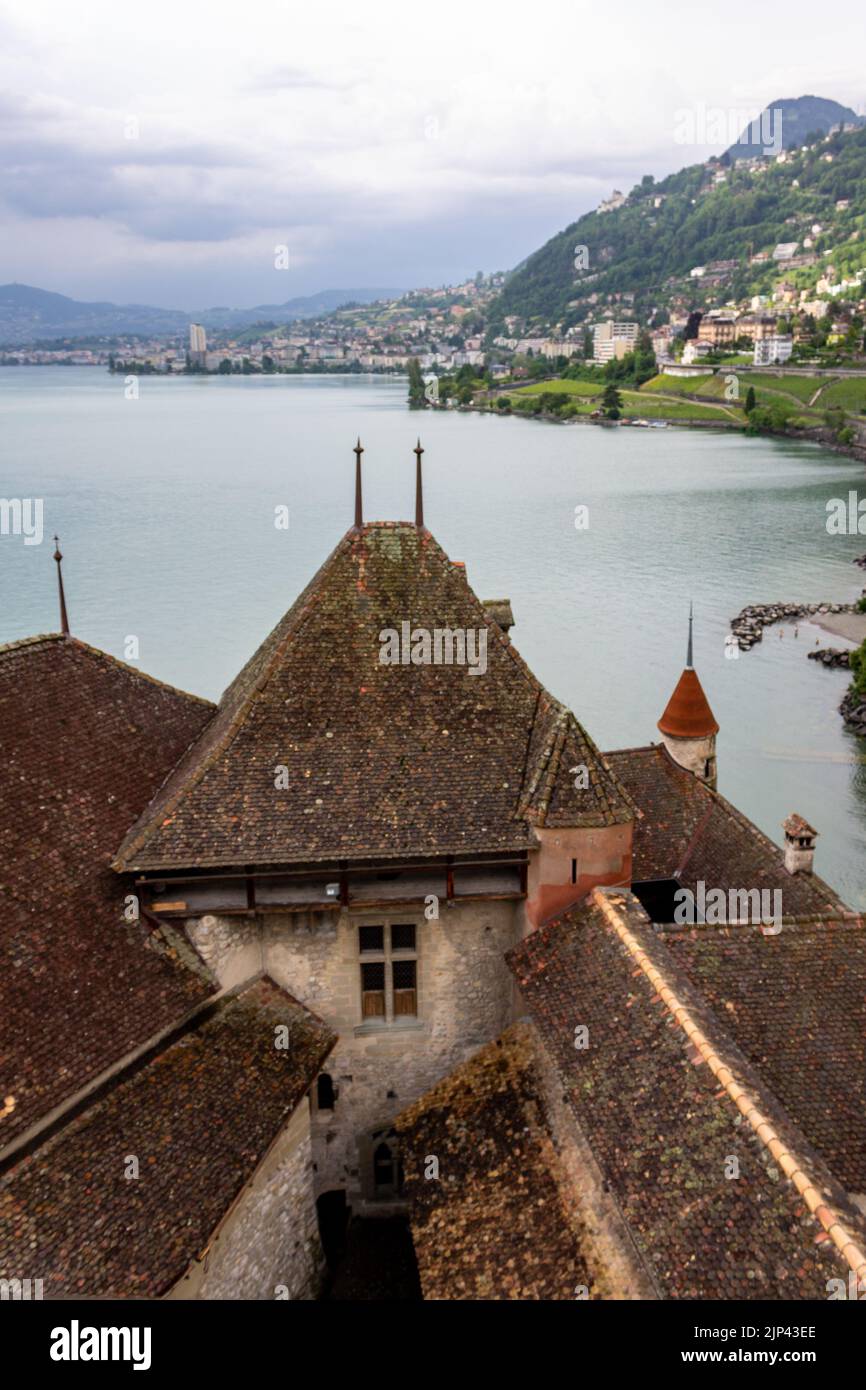 Un cliché vertical d'un ancien château de Chillon, à côté du lac de ...