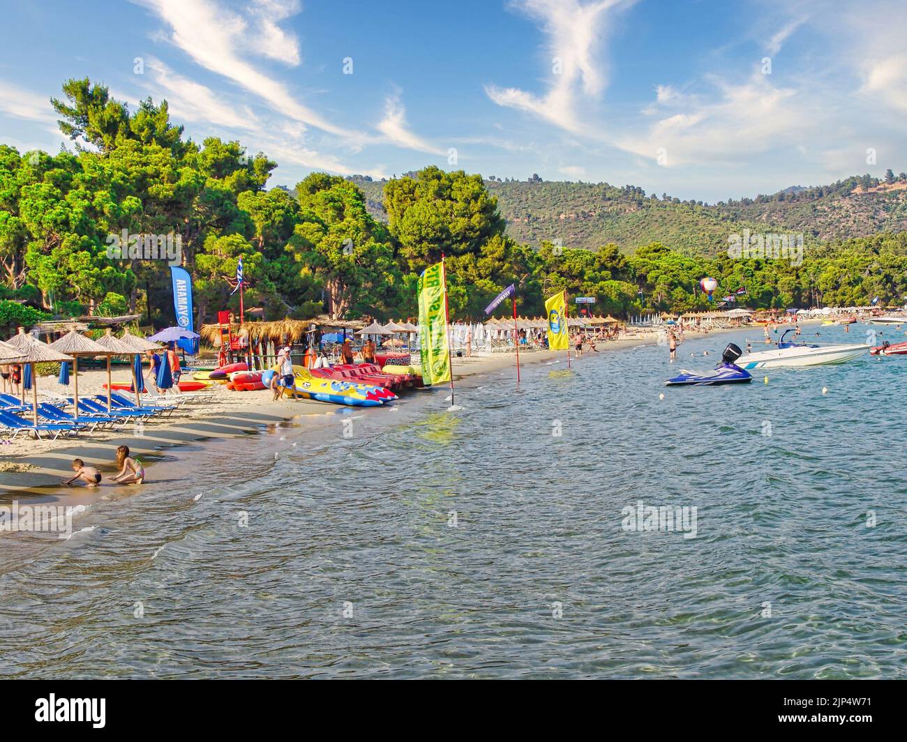 La ville principale de l'île de Skiathos avec les habitants et les ...