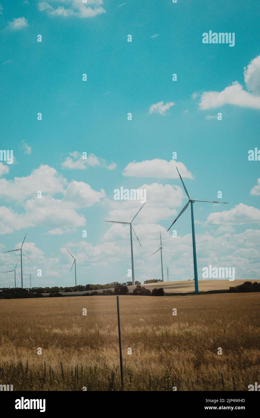 Plan vertical d'une centrale éolienne avec des éoliennes modernes dans ...