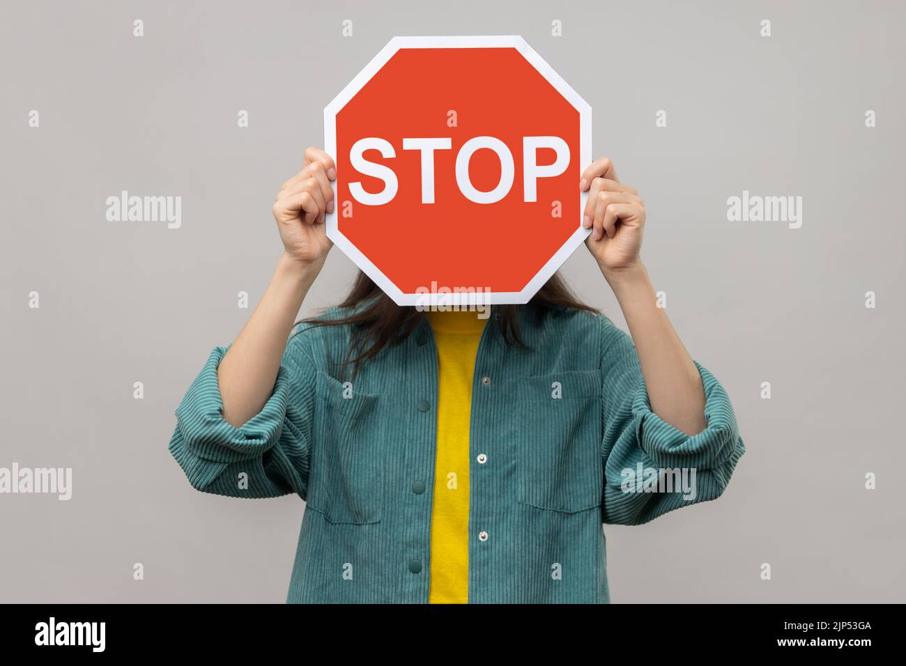 Attention, manière interdite. Personne inconnue se cachant face ...