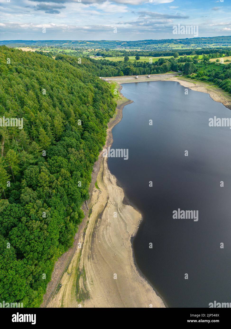 Vue aérienne par drone du réservoir de Lindley Wood, North Yorkshire ...