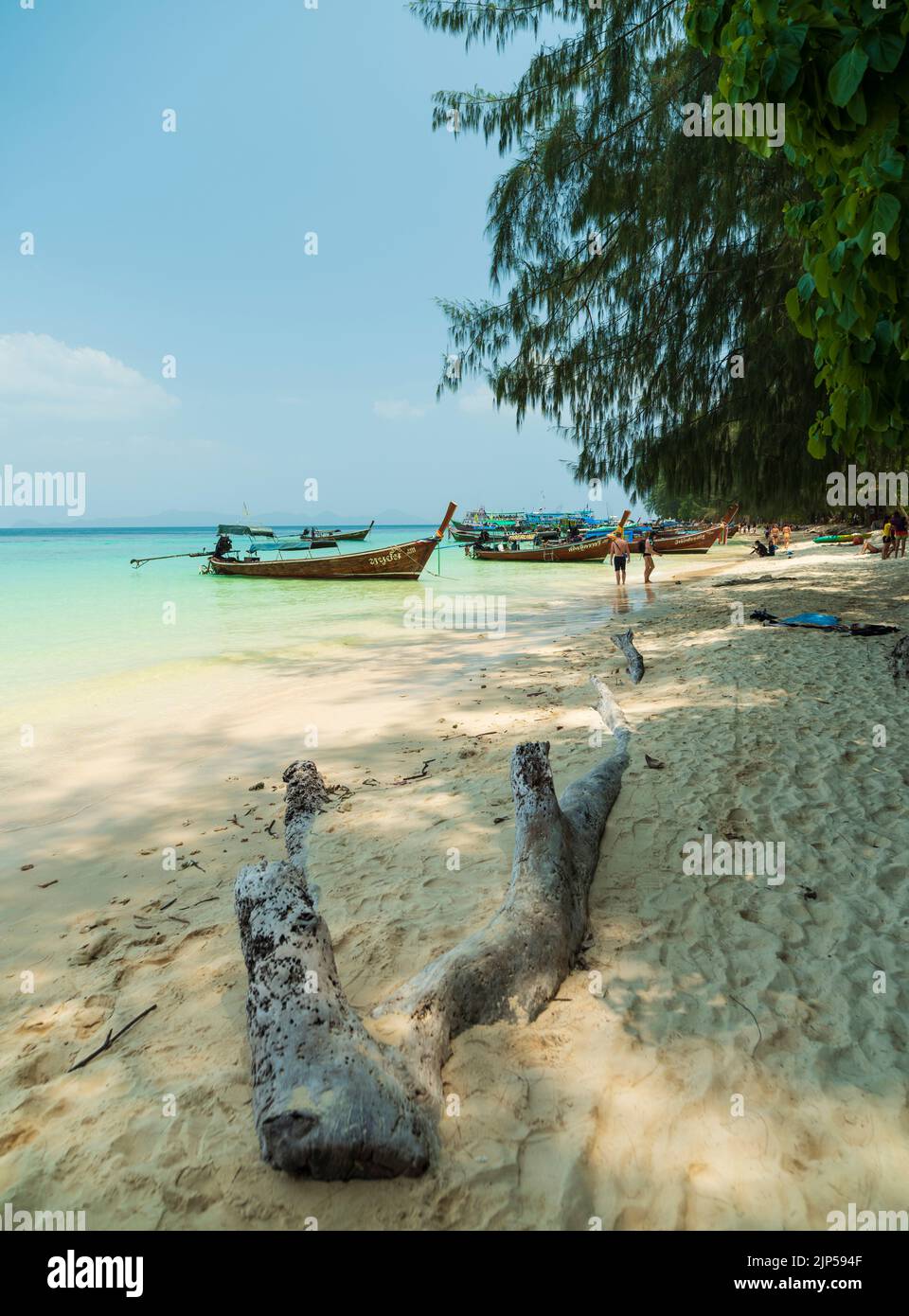 Plage sur l'île de Koh Kradan dans la mer d'Andaman. Les bateaux thaïlandais traditionnels et ...