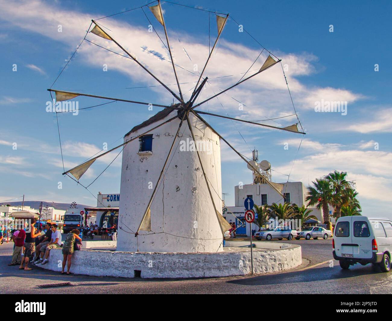 Vue sur un ancien moulin à vent dans le village de Parikia sur l'île de ...