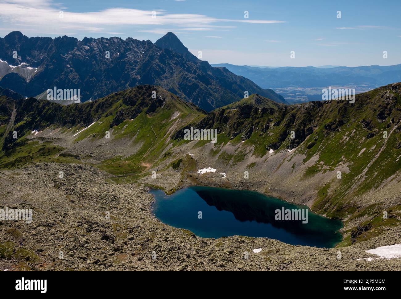 Lac Zadni Staw Polski, vue depuis le col de la montagne Zawrat dans le ...