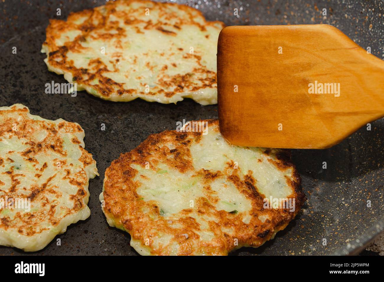 Recette pour beignets de courgettes. Étape 5 - faites frire les crêpes ...