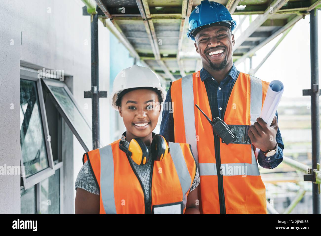 Des ingénieurs afro-américains heureux et fiers sur un chantier de ...