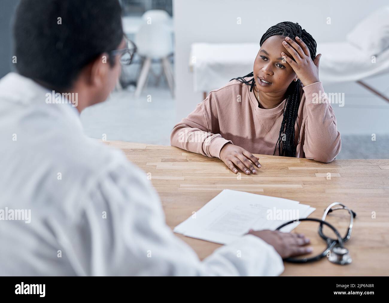 Patient malade, malade ou stressé avec un médecin qui parle en ...