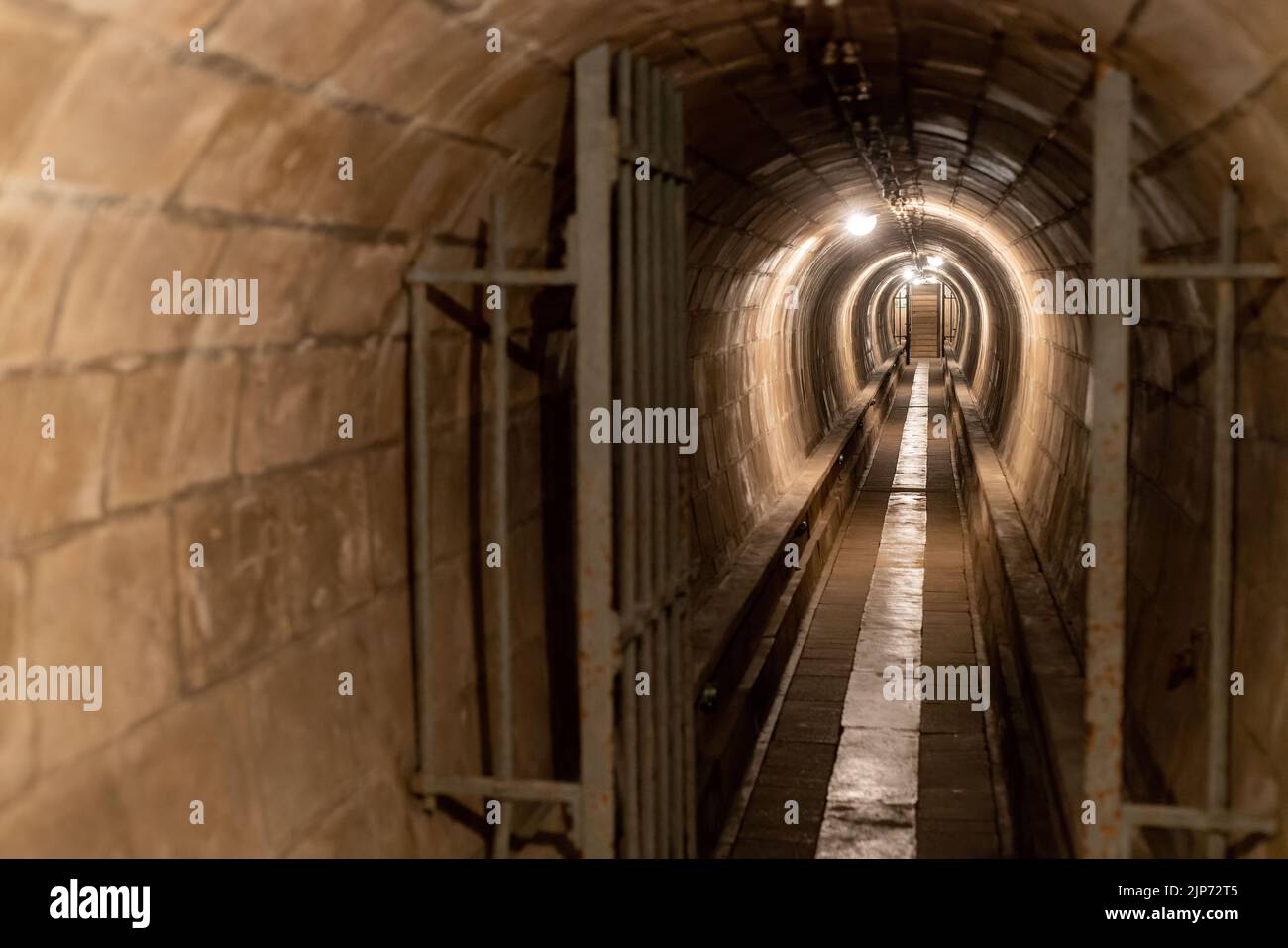 10 août 2022, France, Mutzig : des lampes éclairent un couloir ovale ...