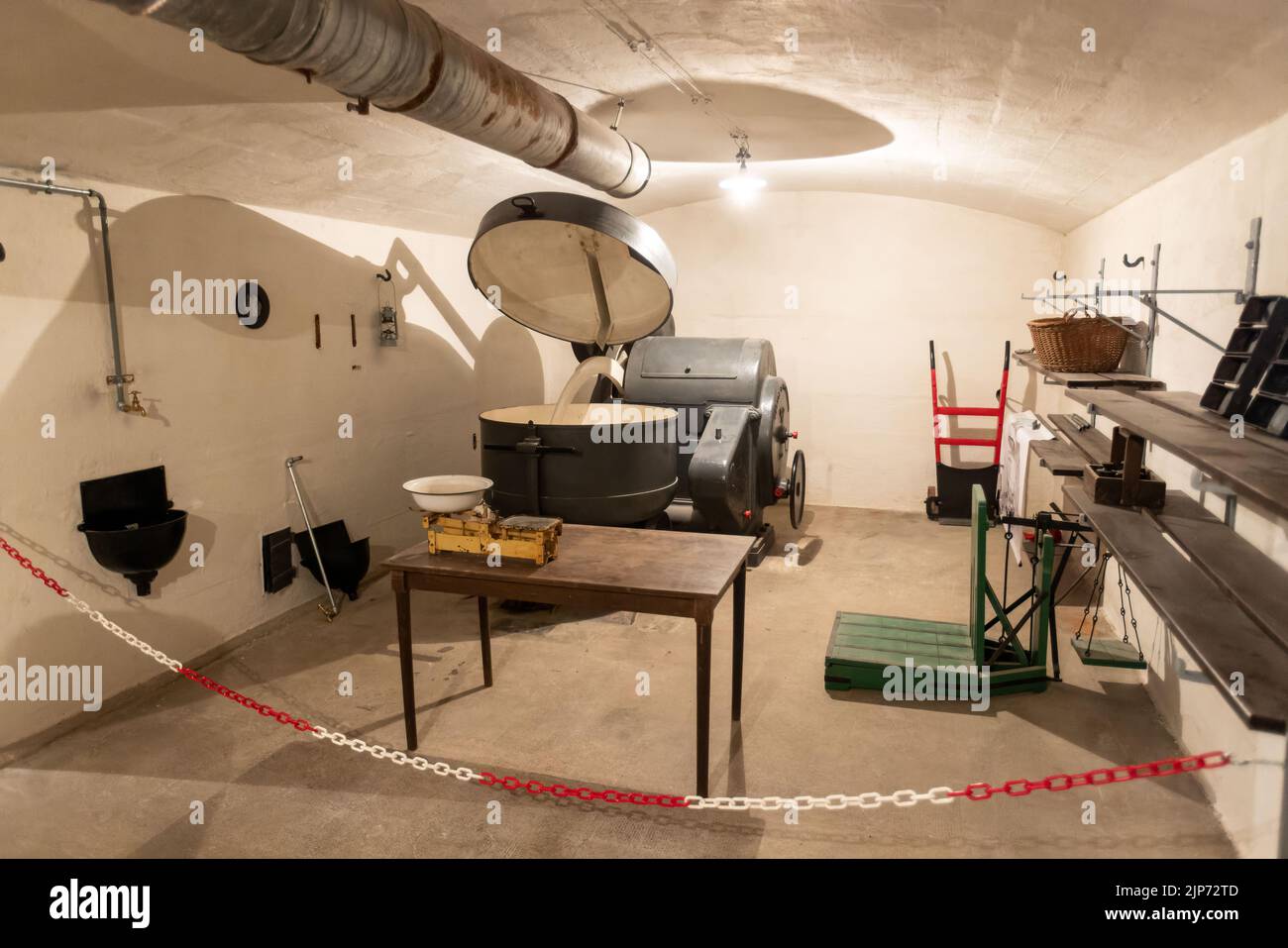 10 août 2022, France, Mutzig: Ustensiles et machines peuvent être vus dans un ancien bakehouse d ...