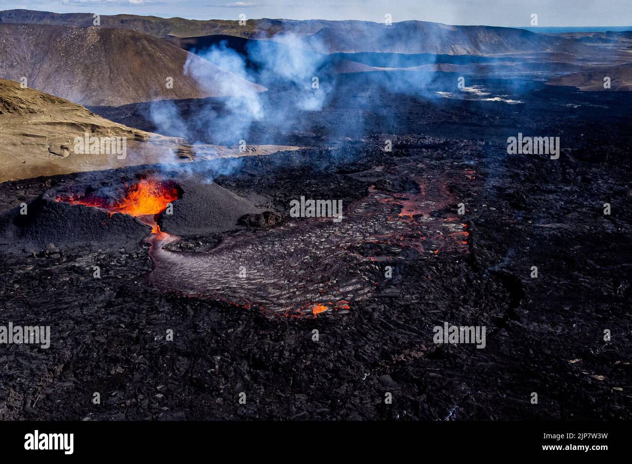 Le magma coule d'un cratère en forme de cœur au volcan de ...