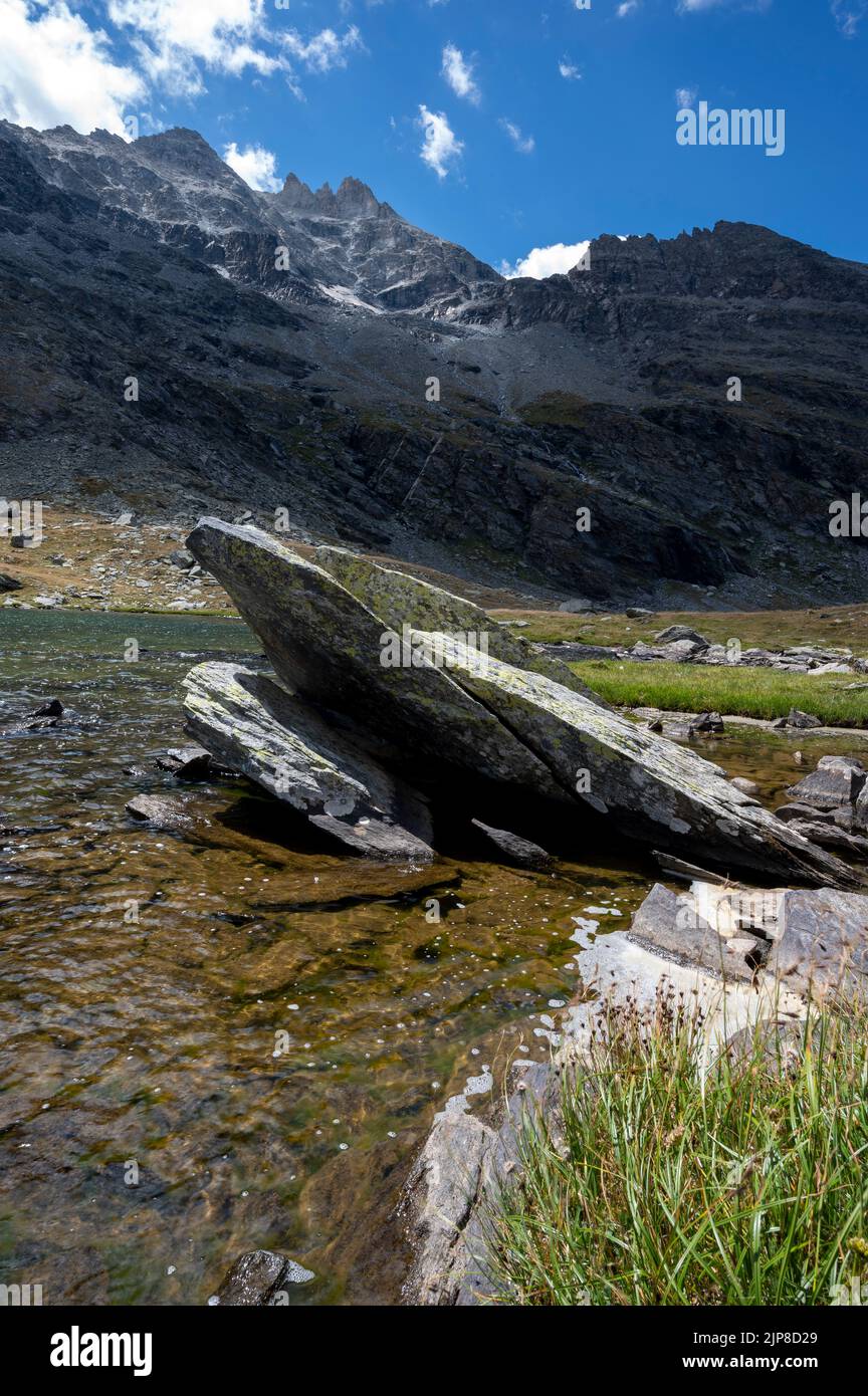Lac de Savine dans le massif de la Vanoise dans les Alpes françaises en ...