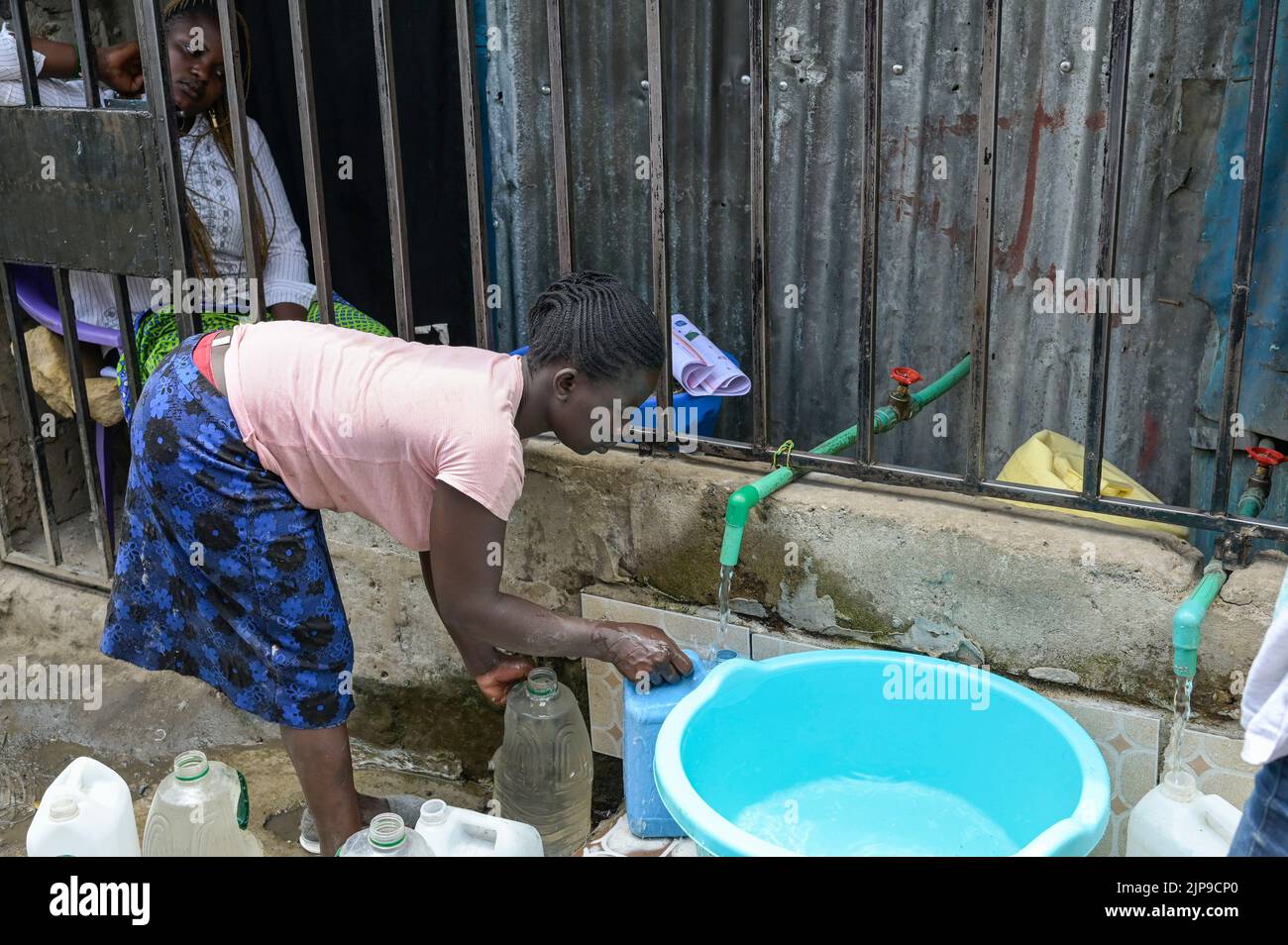 KENYA, Nairobi, Mathare Slum, borne d'eau / KENIA, Nairobi, Stadtteil ...