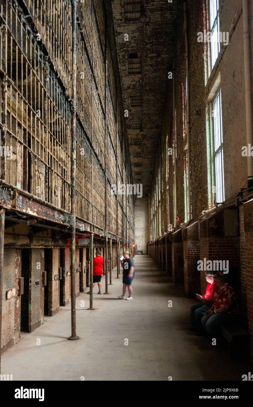 Man in prison cell floor Banque de photographies et d’images à haute ...