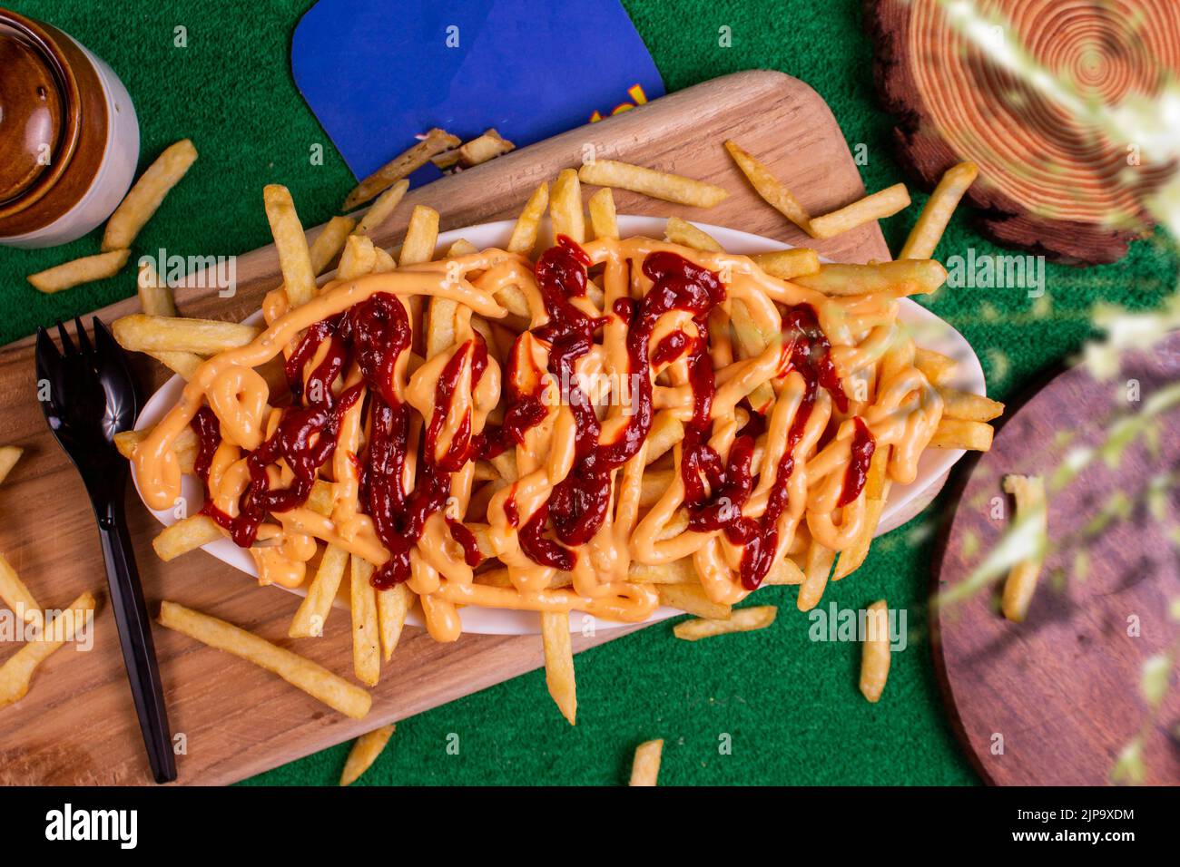 Plat de FRITES CHEESY au café-restaurant. Plat de restauration rapide ...