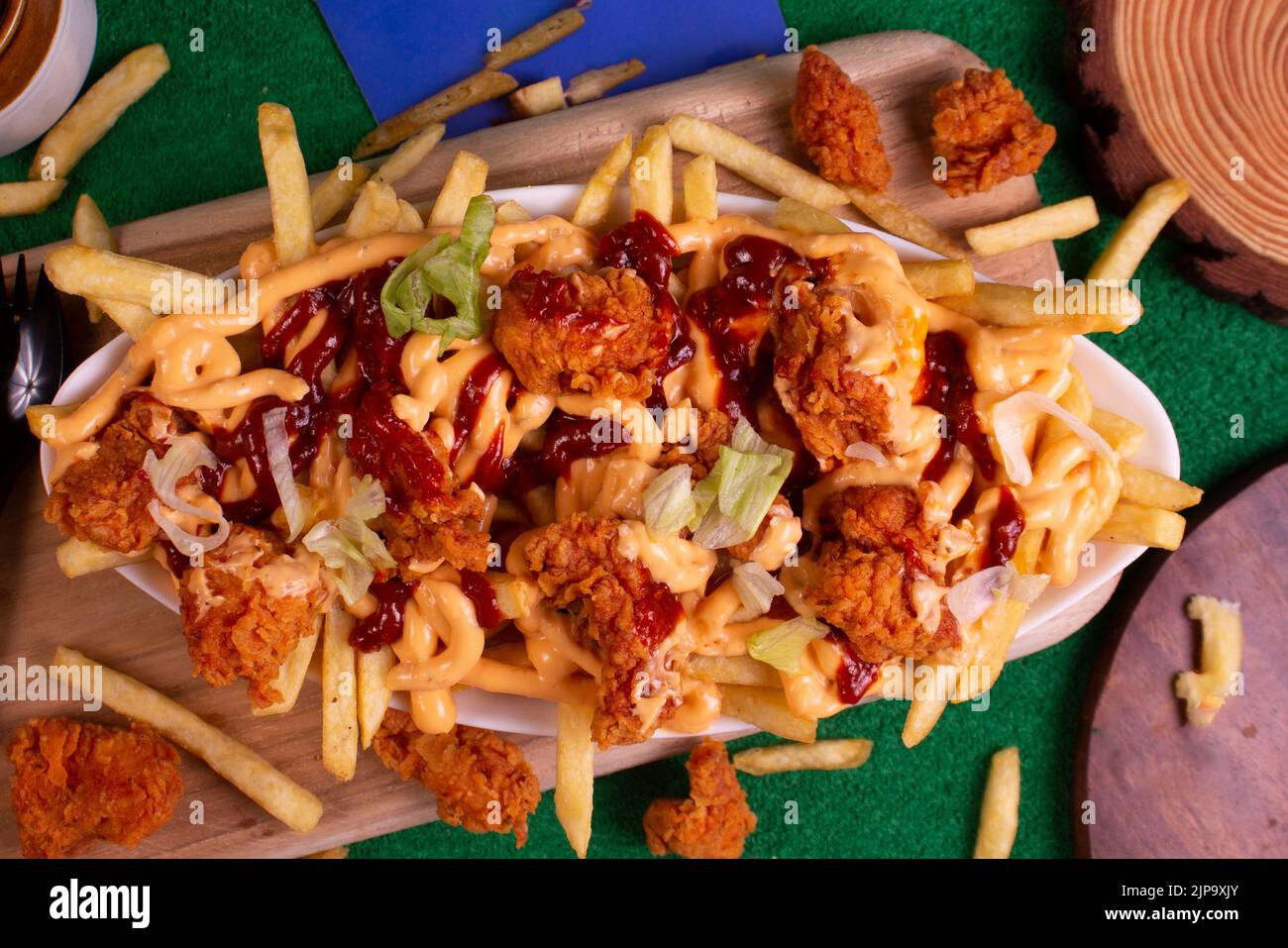 Plat de FRITES DE POP-CORN CHEESY au café-restaurant. Plat de ...