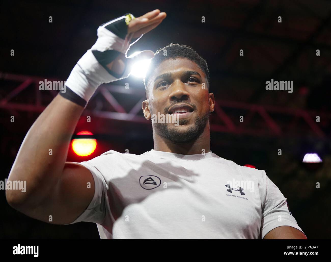Anthony Joshua pendant une séance d'entraînement au Club Saudi Arabian ...