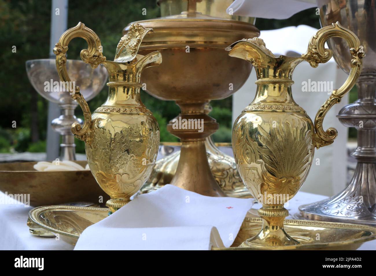 Table eucharistique : calice, citerne, patène, aile Sainte, Saint ...