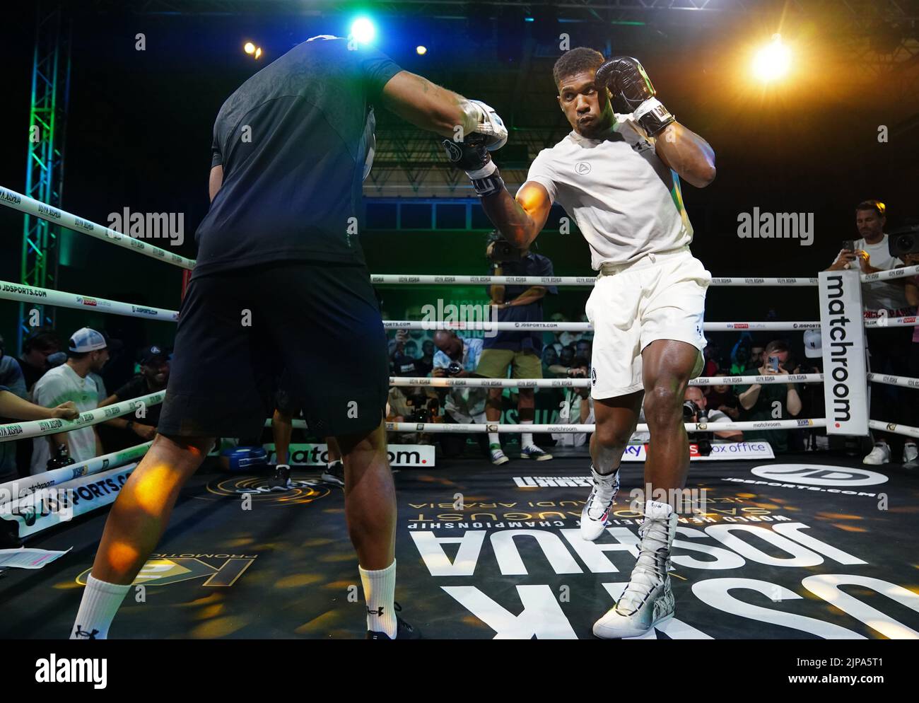 Anthony Joshua (à droite) lors d'une séance d'entraînement au Club ...