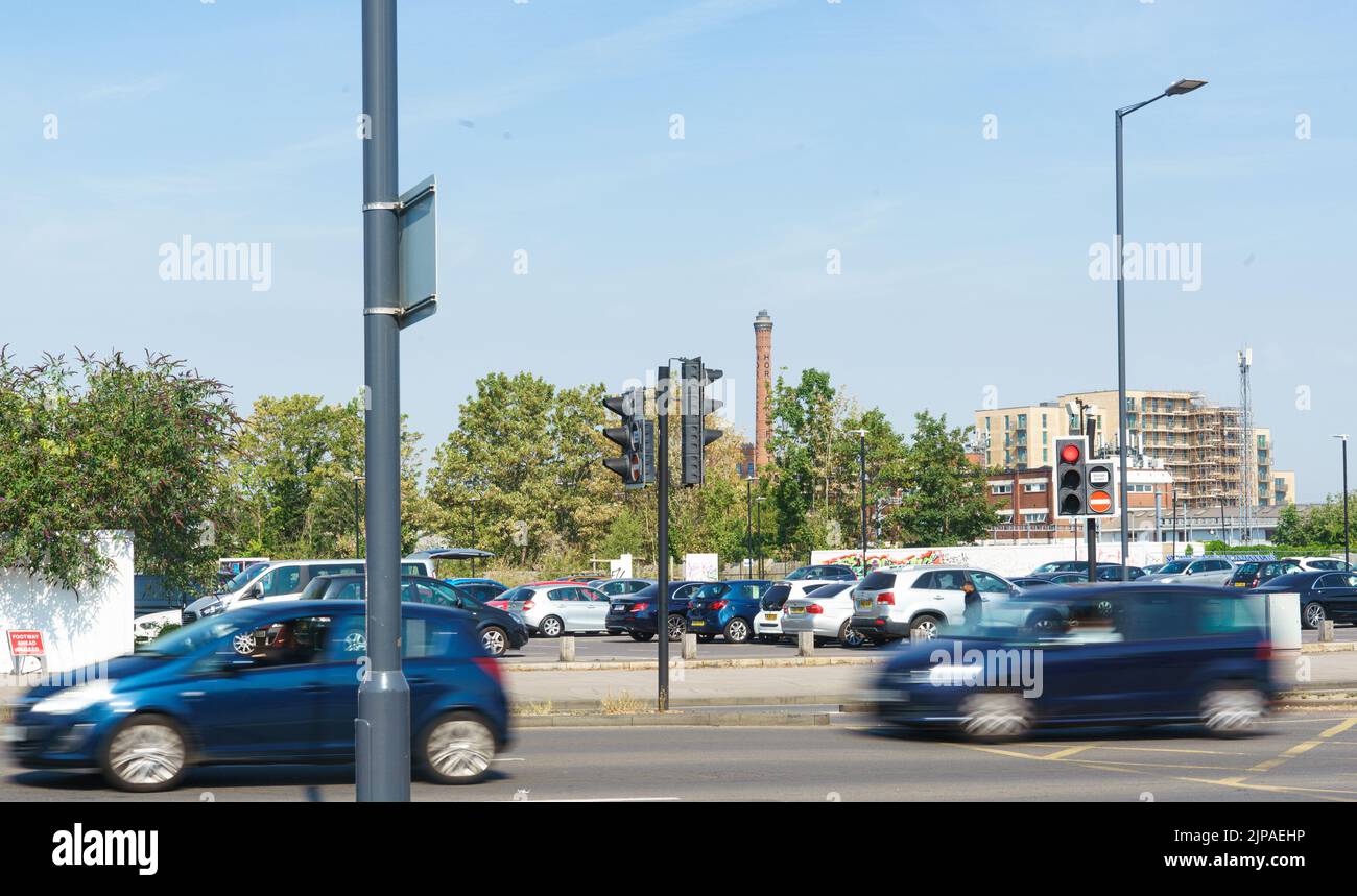 La cheminée emblématique de la Horlicks Factory est visible depuis le ...