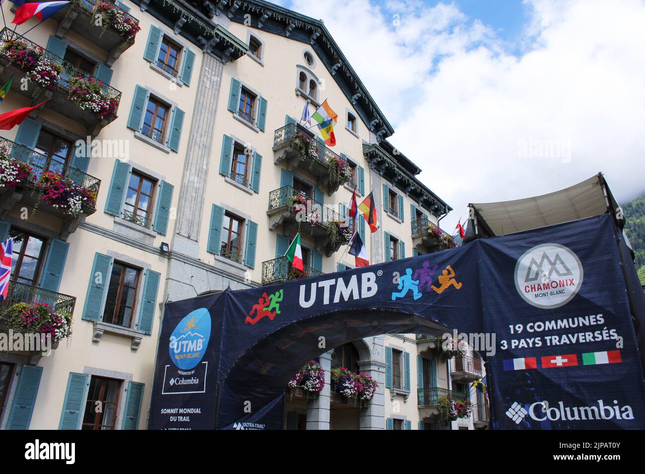 La ligne d'arrivée du marathon ultra UTMB autour du Mont blanc Chamonix ...