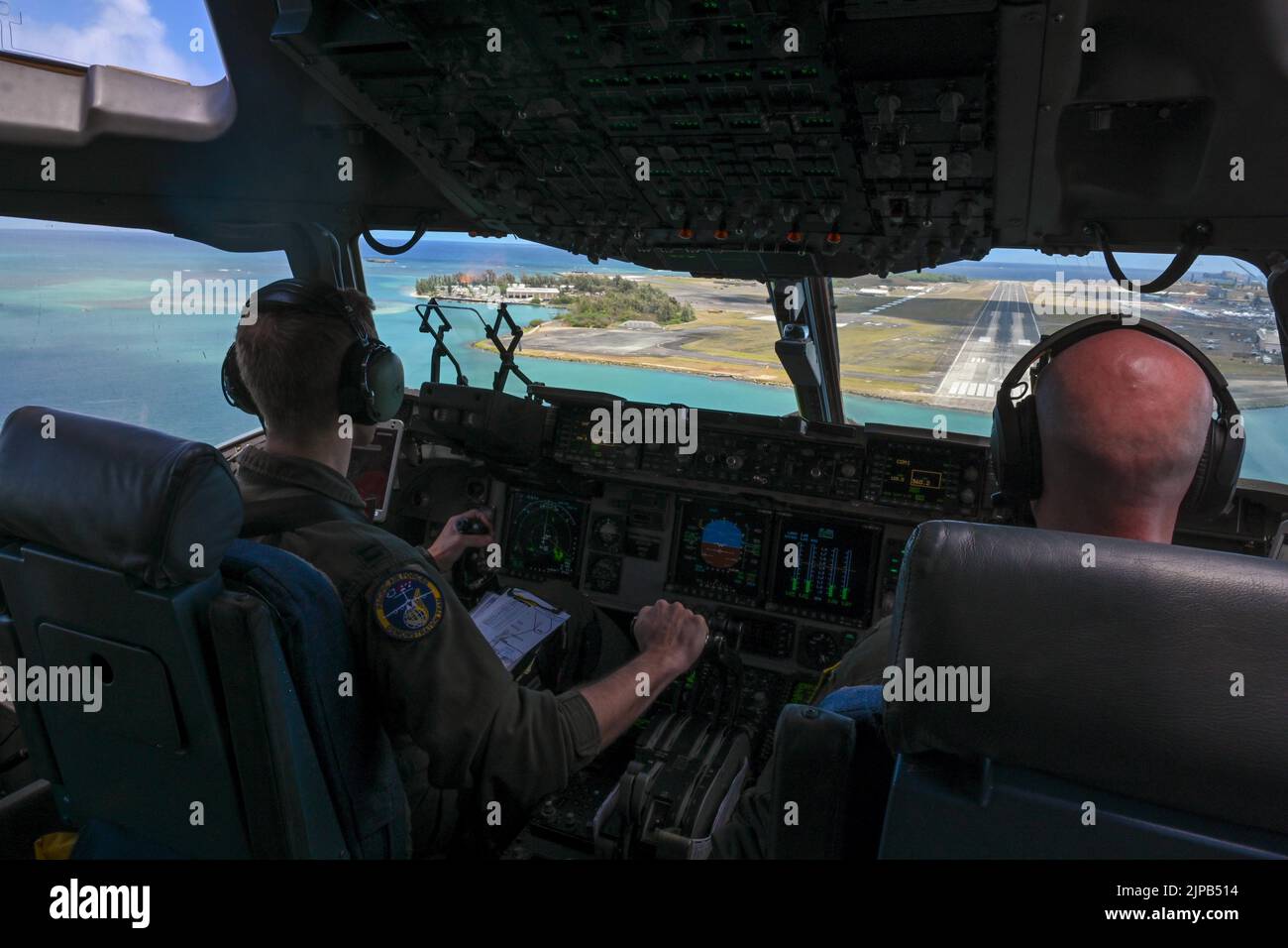 Le capitaine Christopher Abrahamsen et le Maj Jeremy Smith, pilotes du ...