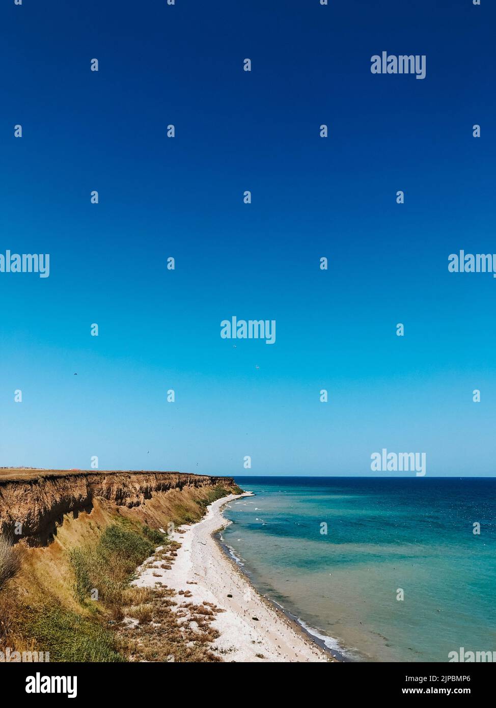 falaise mer bleu océan vagues ligne de soleil plage.Vague douce de ...