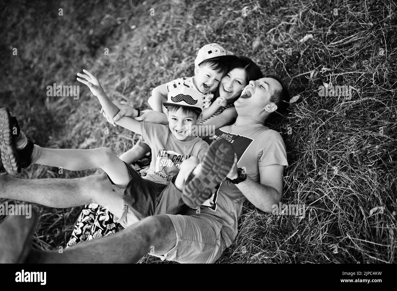 Maman Heureuse Avec Ses Deux Enfants Banque Dimages Noir Et Blanc Alamy