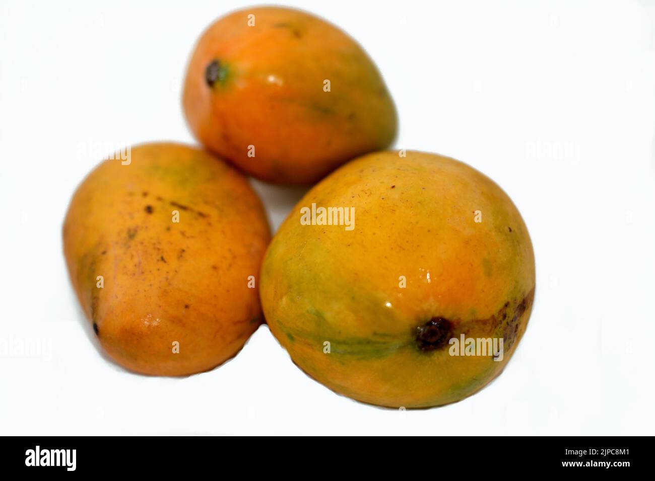 Foyer sélectif de fruits frais de mangue isolé sur fond blanc, une ...