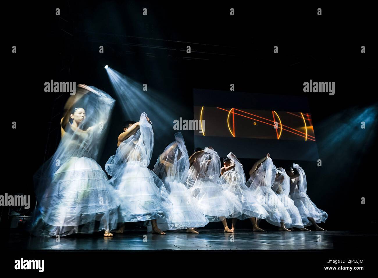 Troupe de danse contemporaine taïwanaise B.danse photographiée lors du ...