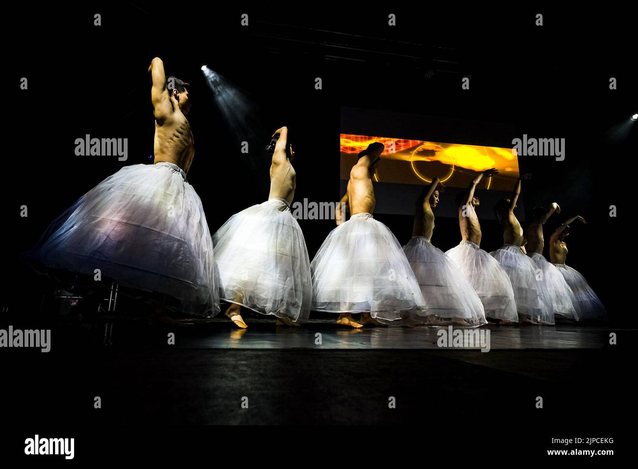 Troupe de danse contemporaine taïwanaise B.danse photographiée lors du ...