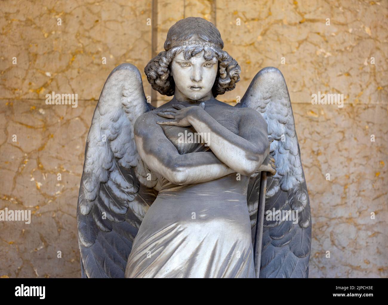 Tombe de la famille Oneto. Portrait d'ange aimant sur marbre, cimetière ...