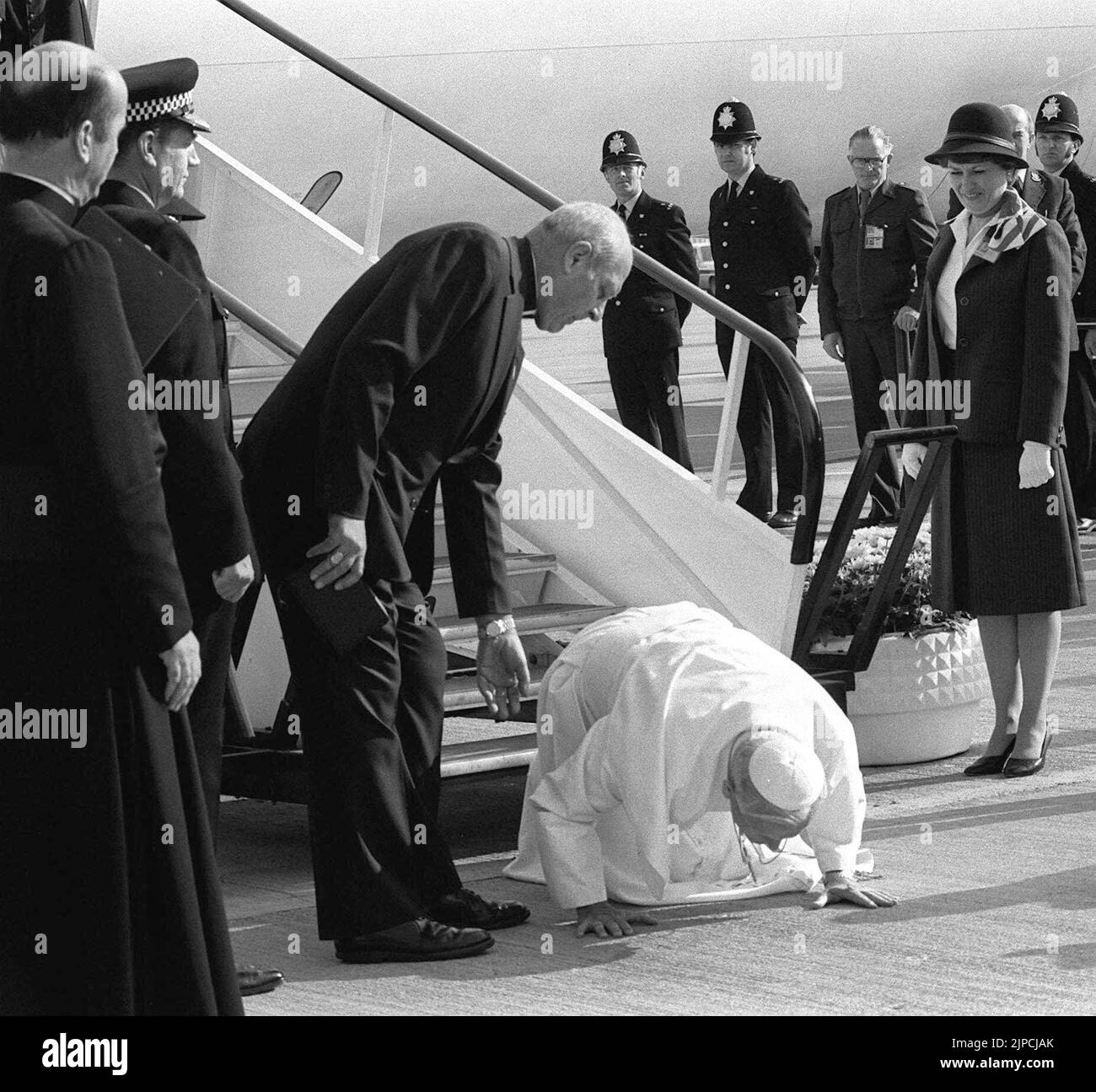 Photo du dossier datée du 28/05/82 du Pape Jean-Paul II embrassant le ...