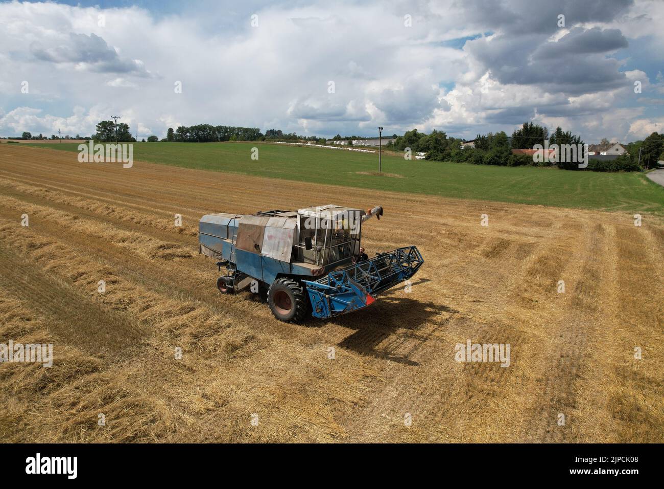 Panorama aérien de la petite ferme agricole tchèque pendant la récolte ...