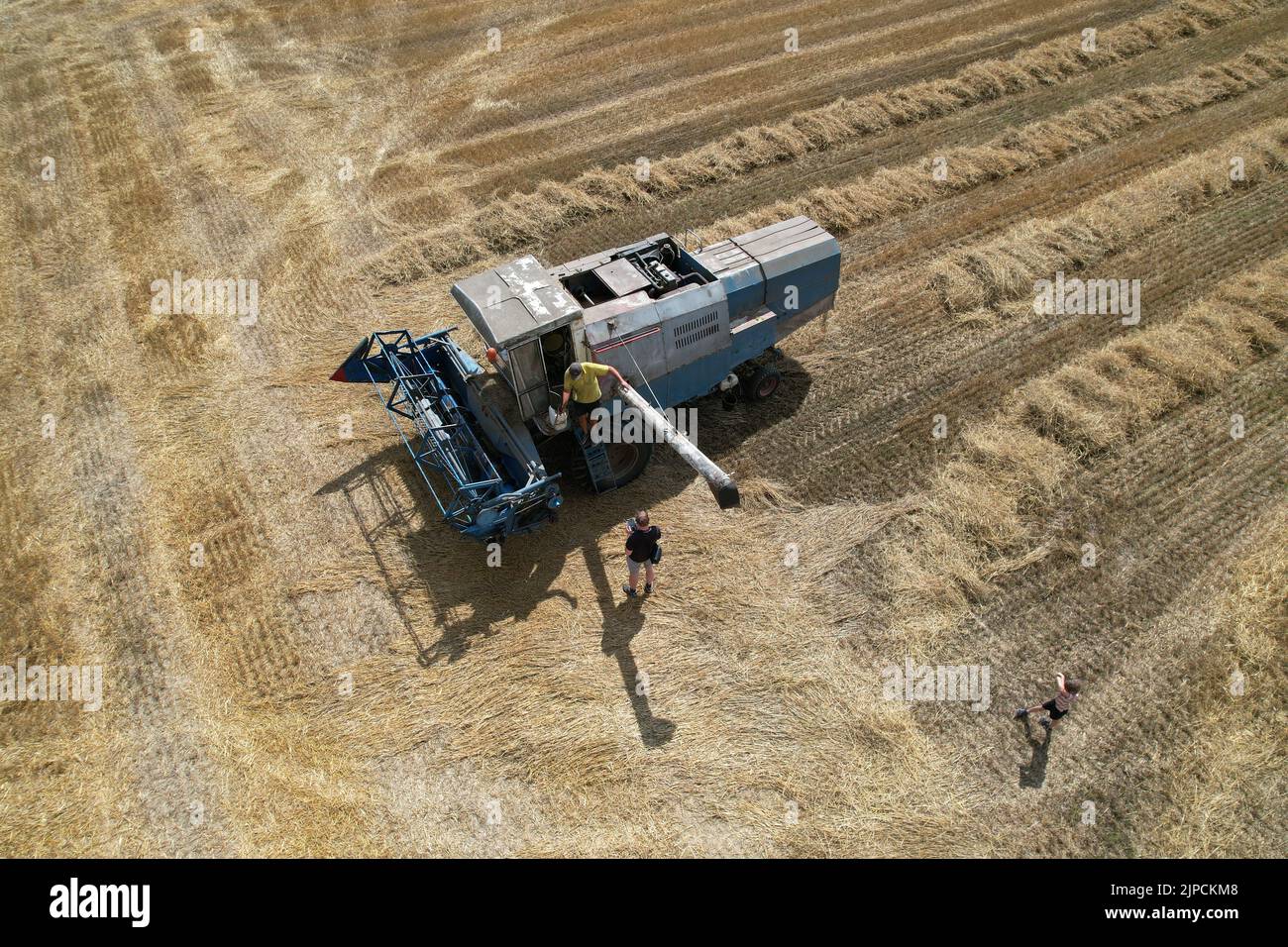 Panorama aérien de la petite ferme agricole tchèque pendant la récolte ...