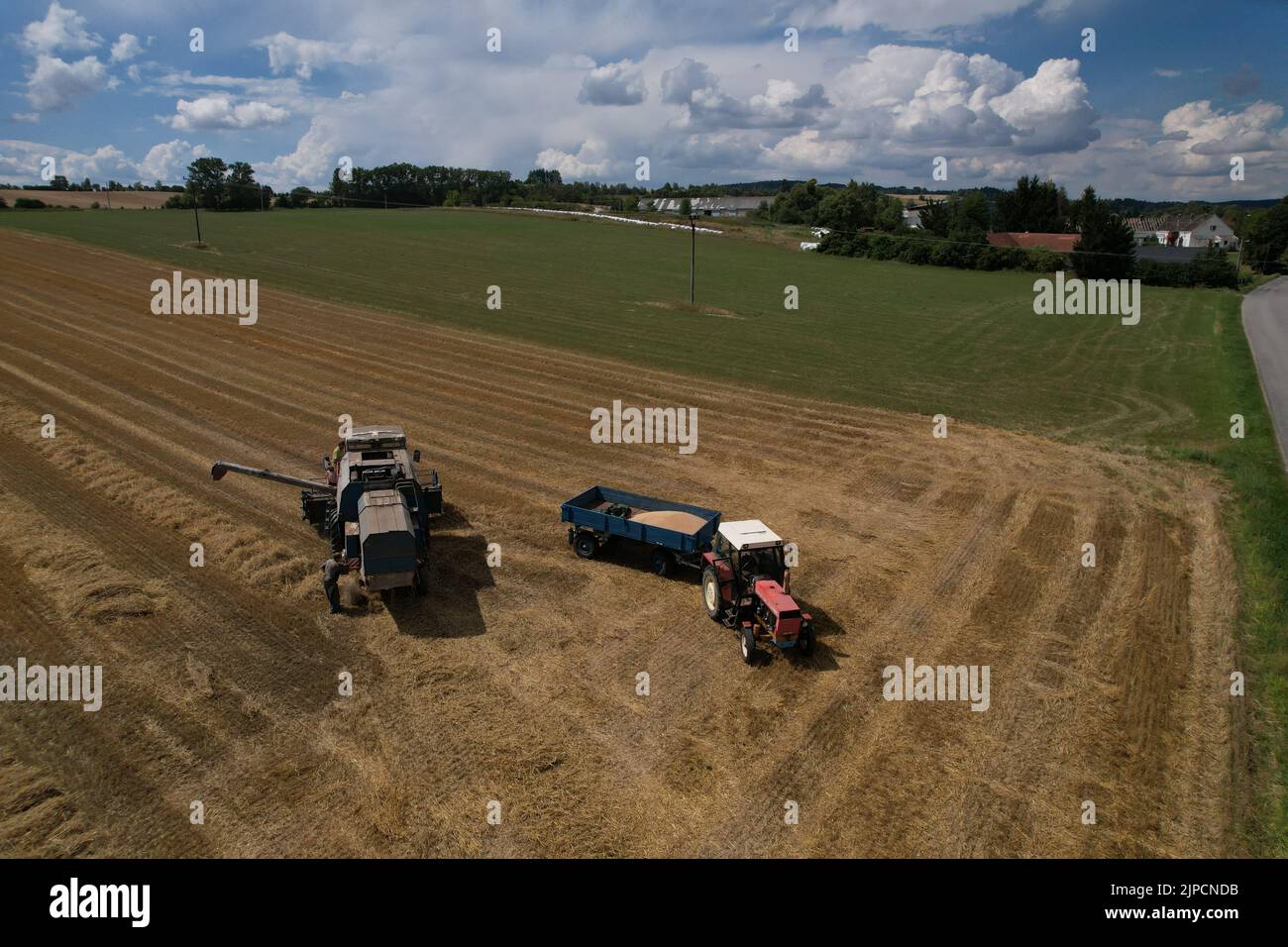 Panorama aérien de la petite ferme agricole tchèque pendant la récolte ...