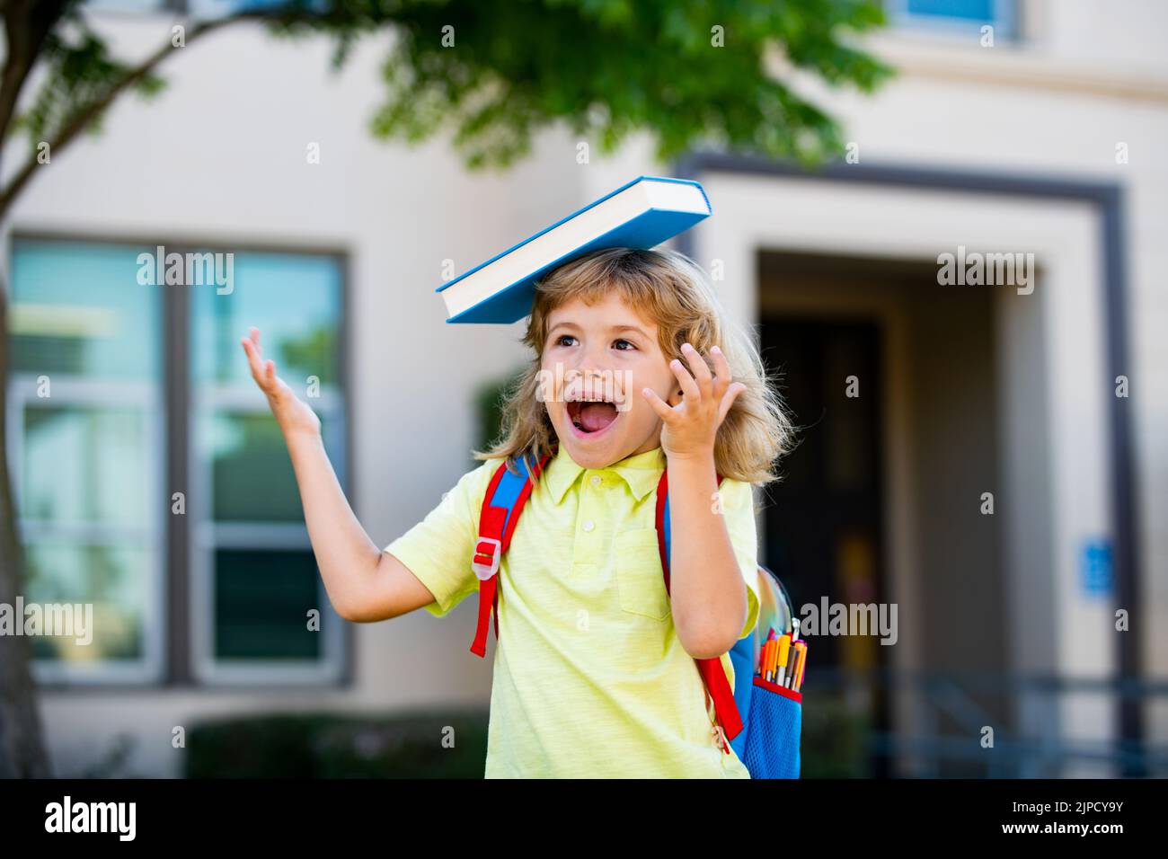 École enfant garçon à l'école.Un écolier qui retourne à l'école Photo ...