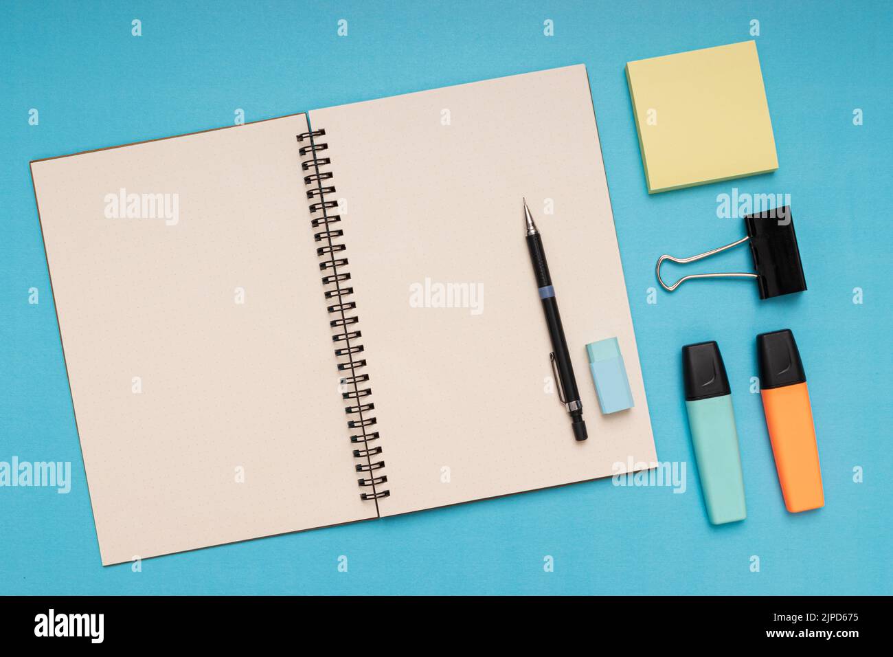 bloc-notes, crayon, gomme, crayons de couleur, clips et papier à notes ...