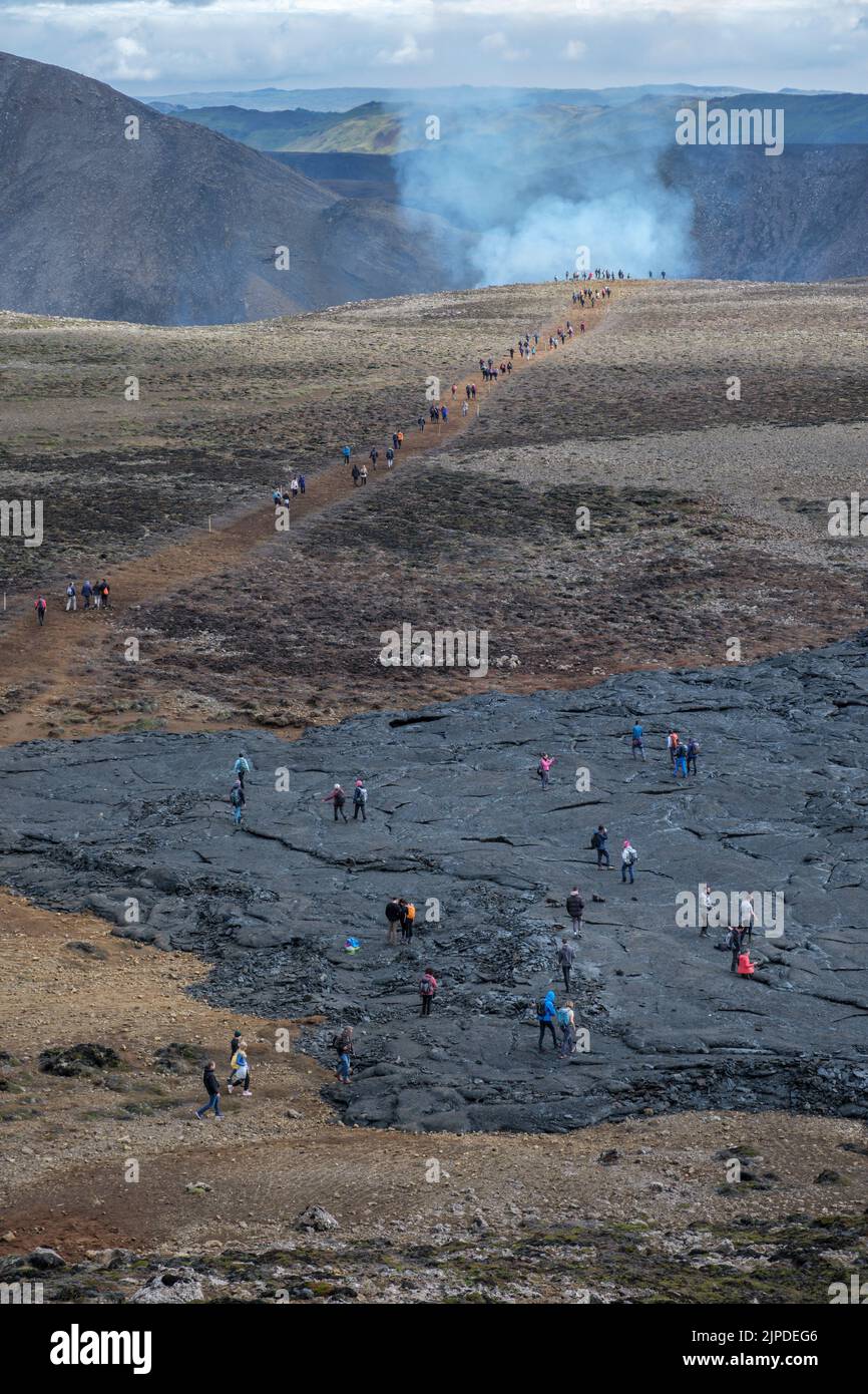 Randonneurs passant par l'ancien champ de lave sur le chemin de l ...