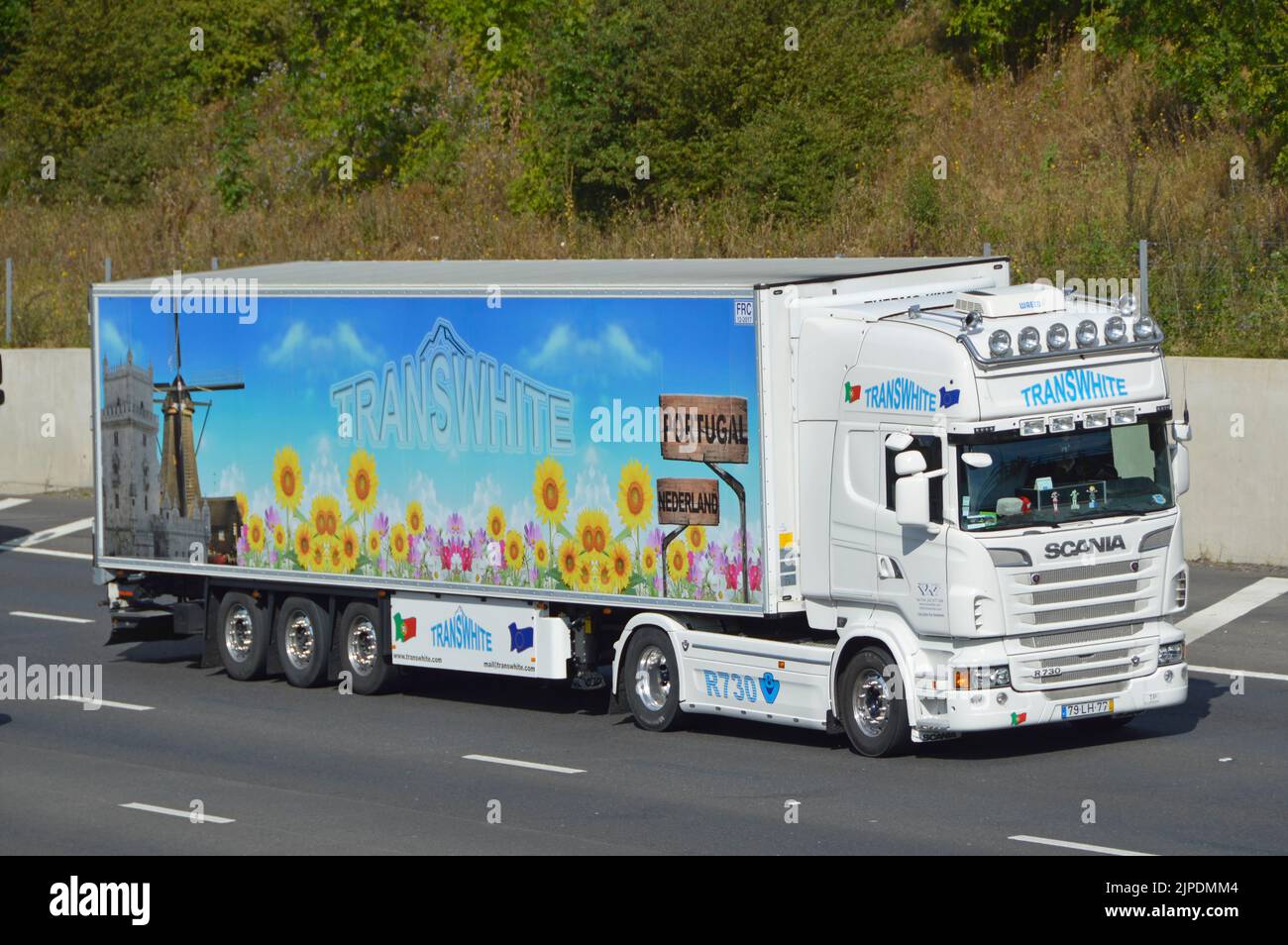 Vue avant et côté commercial du transport international TransWhite Portugal vue avant et du ...