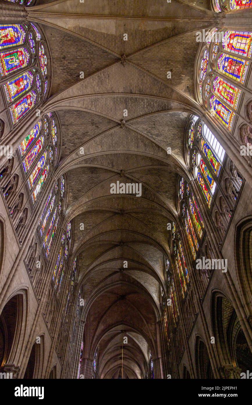 Basilica of saint denis stained glass Banque de photographies et d ...