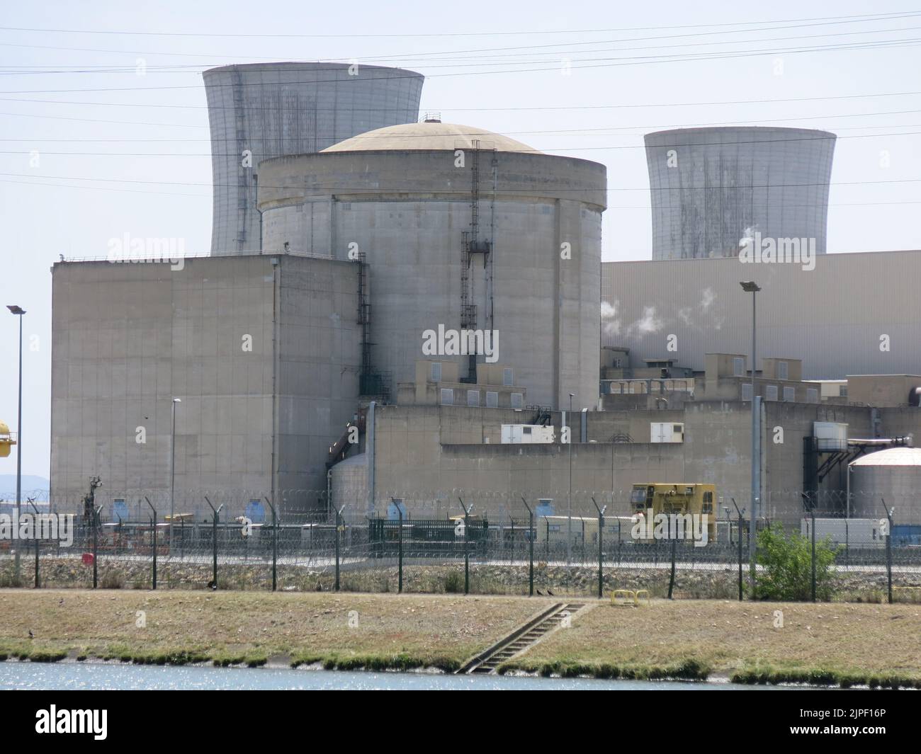 La centrale nucléaire de Tricastin près d'Avignon, dans le sud de la France, est un site majeur ...