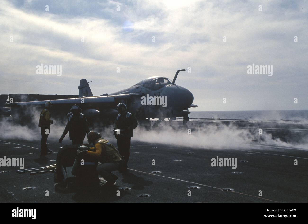 Grumman A-6 Intruder sur le point de lancer à partir d'un porte-avions ...